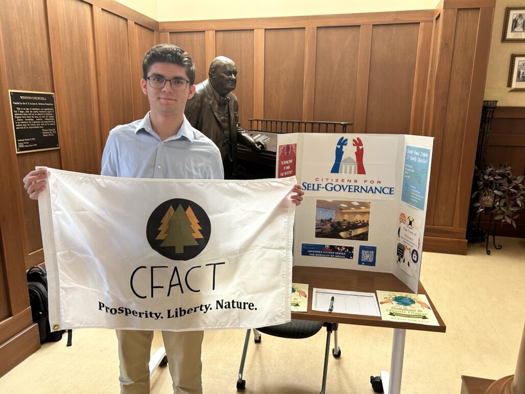 Tabling at Hillsdale College – CFACT